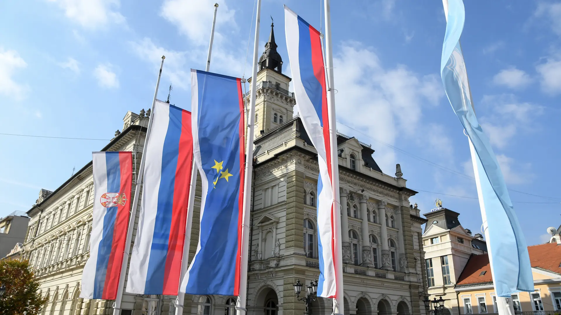 Zastave na pola koplja na ambasadama Srbije zbog tragedije u Novom Sadu